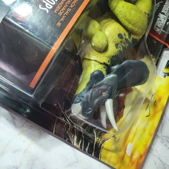 Jurassic World | Toys | Jurassic World Dino Escape Zuniceratops Figure ...